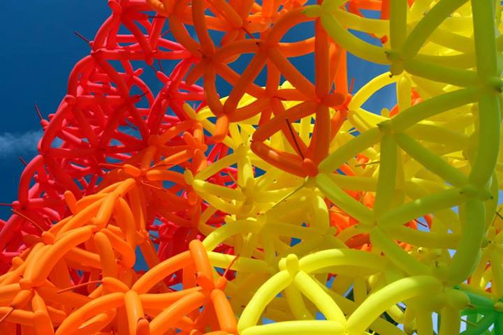Enormous Sierpiński tetrahedron made of balloons | The Aperiodical